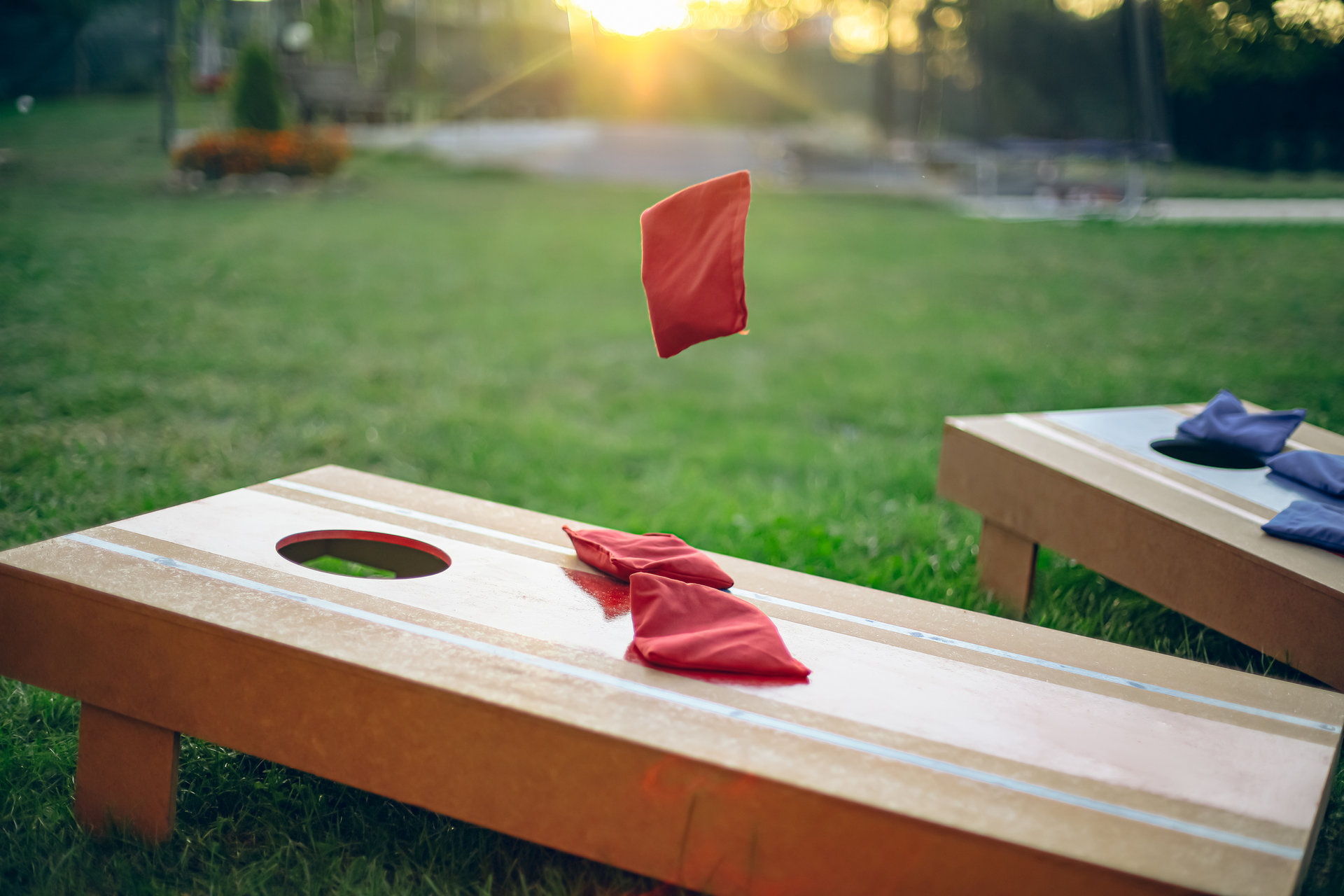 Draußen spielen in Park und Garten - die besten Outdoorspiele.